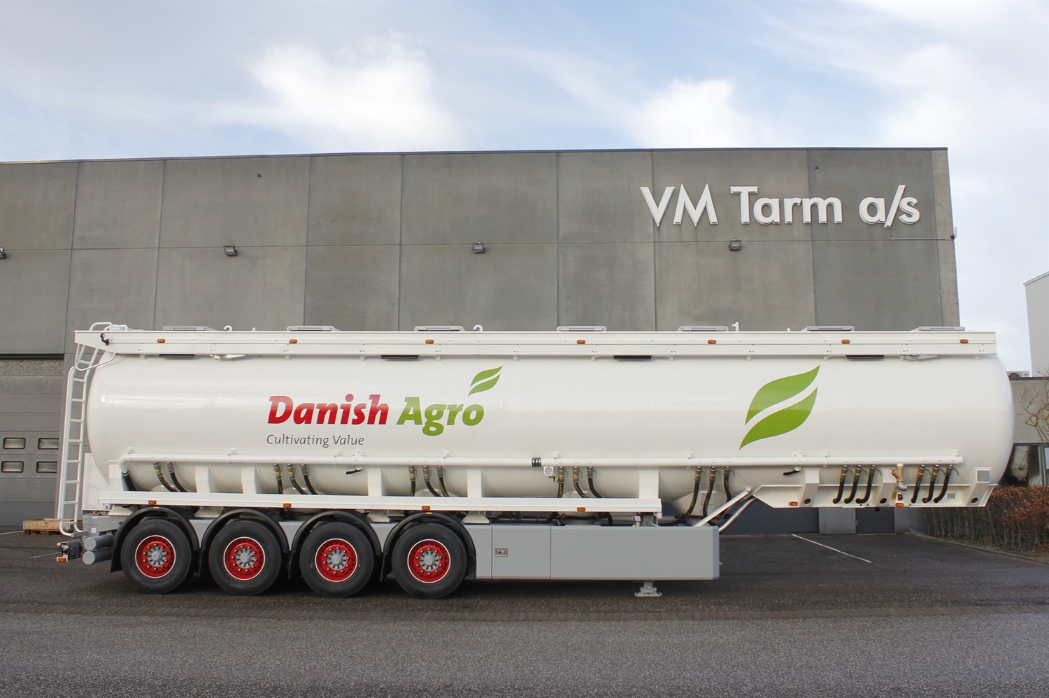 Feed tanker and feed trailers | VM Tarm a/s
