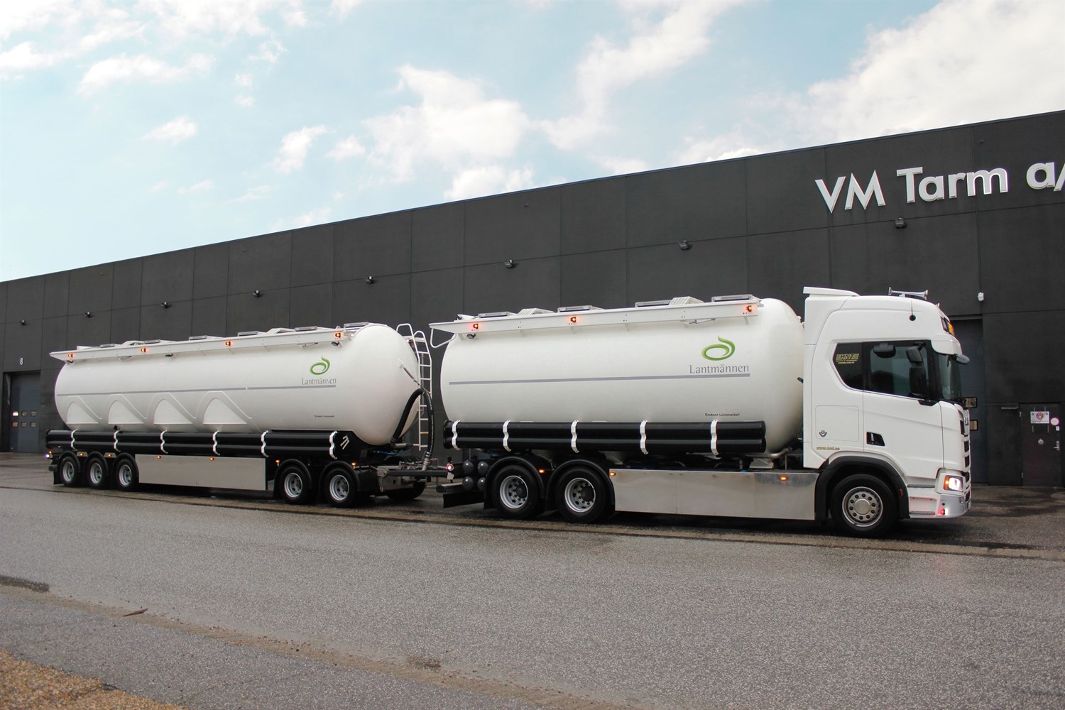 Feed tanker and feed trailers | VM Tarm a/s